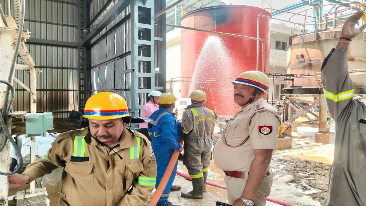 Up:धमाके से कांपी धरती... आसमान से खेत में गिरी भारी भरकम चीज, बरेली ...