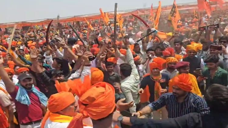 आगरा:करणी सेना ने लहराई तलवारें-बंदूकें, पुलिस के छूटे पसीने; सपा सांसद रामजी सुमन का घर छावनी ...