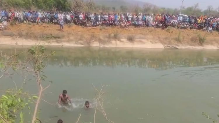 Major Accident Due To Pickup Falling In Canal Two Children And Three ...