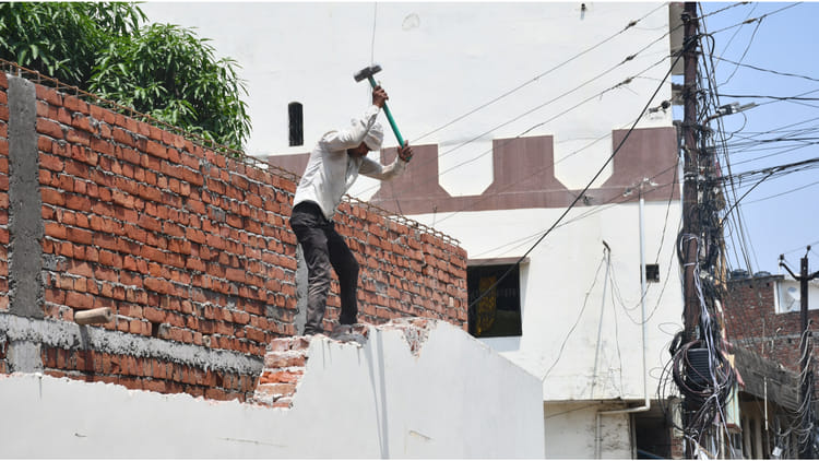 विरासत गलियारा:80 के दशक की बनी चहारदीवारी टूटी, ढाई फीट छोटा हो गया ...