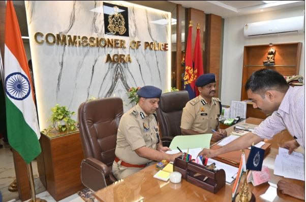 Agra:पुलिस आयुक्त ने संभाला पदभार...यातायात व्यवस्था में सुधार और महिला अपराध पर कार्रवाई पहली ...
