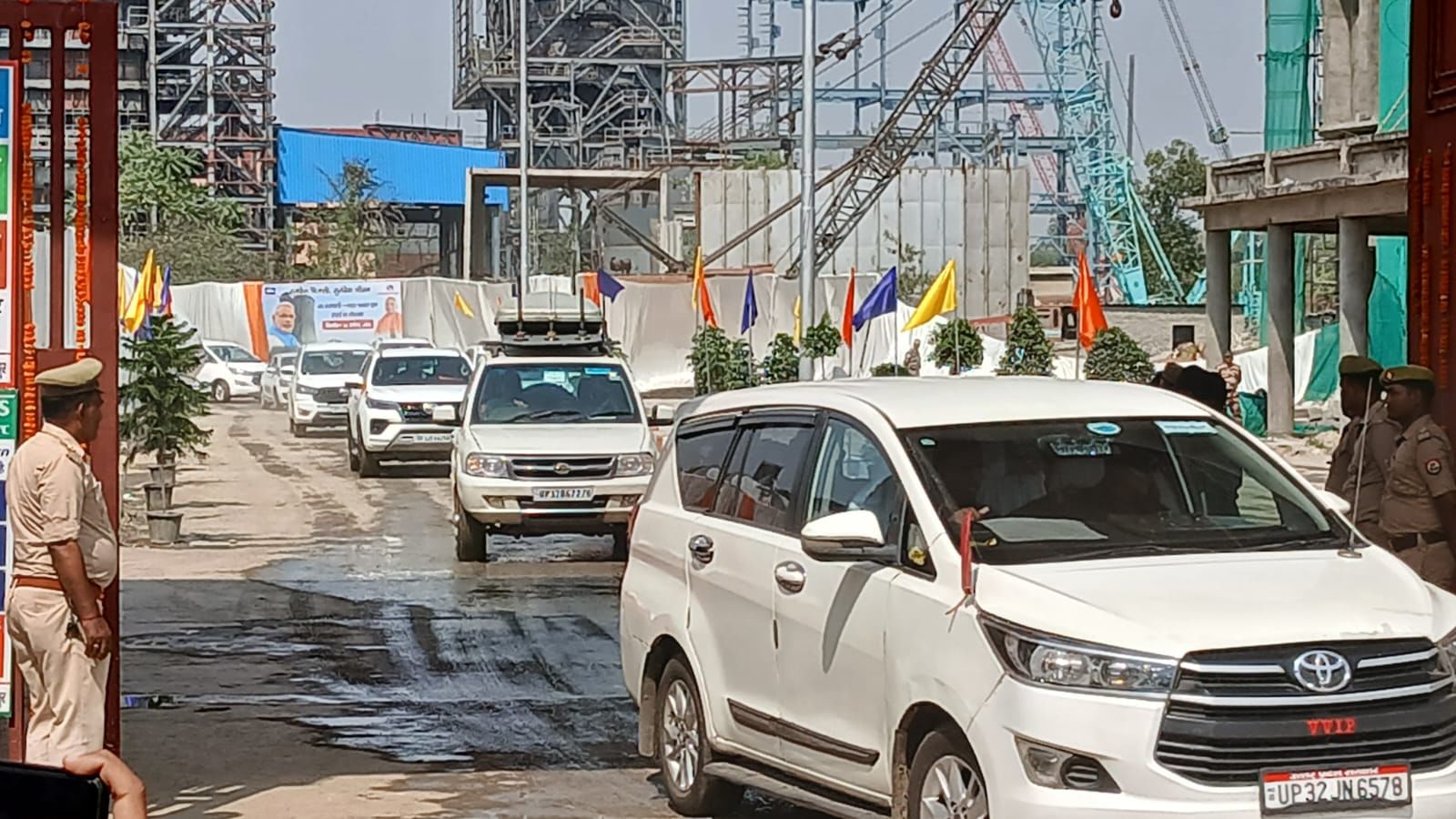 Cm Yogi In Kanpur:योगी ने पनकी पॉवर प्लांट का किया निरीक्षण, विशालकाय चिमनी-हाईटेक सिस्टम देखकर ...