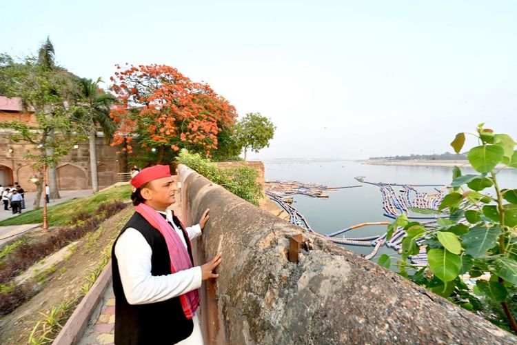 यूपी:प्रयागराज पहुंचे अखिलेश यादव ने महाकुंभ आयोजन पर उठाए सवाल, अकबर ...