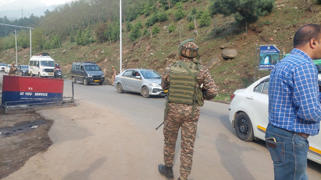 Kulgam Encounter:तंगमर्ग में सुरक्षाबलों और आतंकियों के बीच मुठभेड़ ...