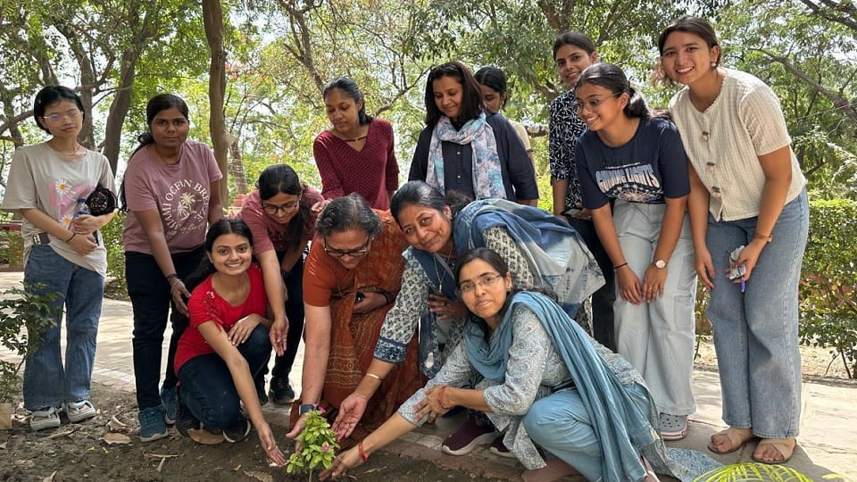 Earth Day 2025:विश्व पृथ्वी दिवस पर वाराणसी के वसंता कॉलेज में ...