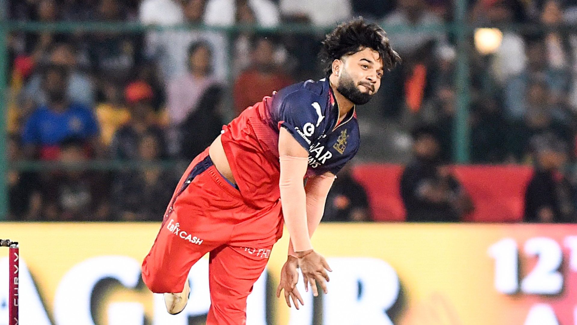 Rcb Vs Rr:सुयश शर्मा ने कैप से उठाई गेंद फिर भी नहीं हुई कार्रवाई ...