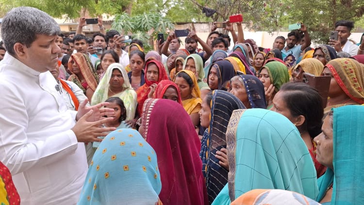 Varanasi News:कैबिनेट मंत्री आशीष पटेल ने मृतक हेमंत पटेल के परिवारजनों ...
