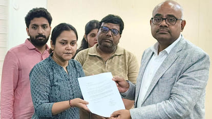 Up:शुभम की पत्नी ने डीएम को सौंपा ज्ञापन, बोली- मेरे पति ने सबसे पहले ...
