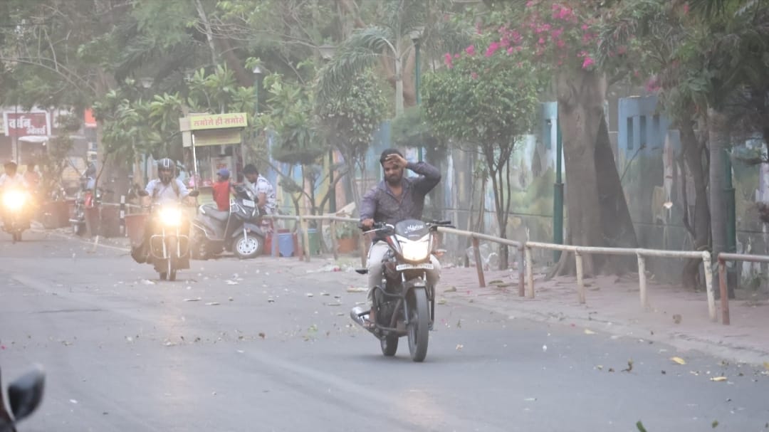 Indore Weather News:इंदौर में तेज आंधी, मंच टूटा विजयवर्गीय बचे, लैंड ...