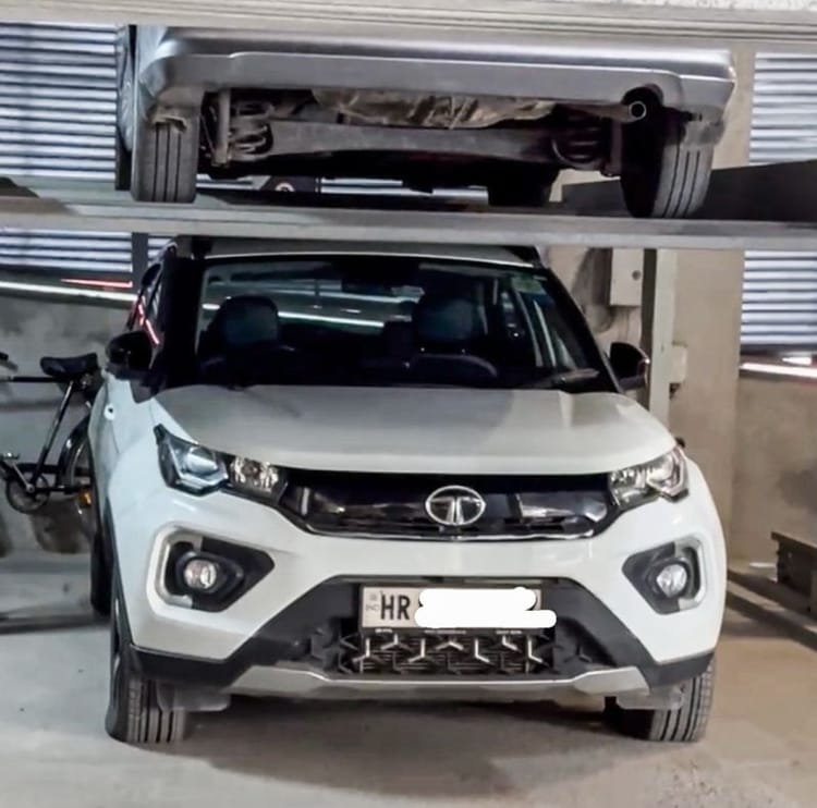 Tata Nexon Suv Survives Parking Lift Fall Know Details - Amar Ujala ...