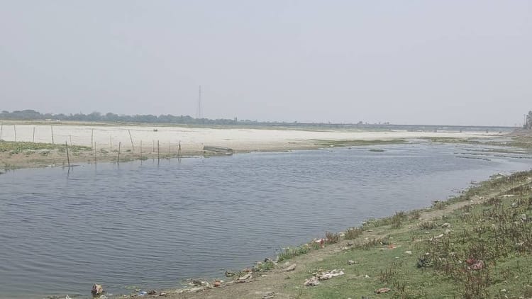 Ayodhya News:संकट में सरयू की निर्मलता... काला हो रहा जल, प्रवाह घटने ...