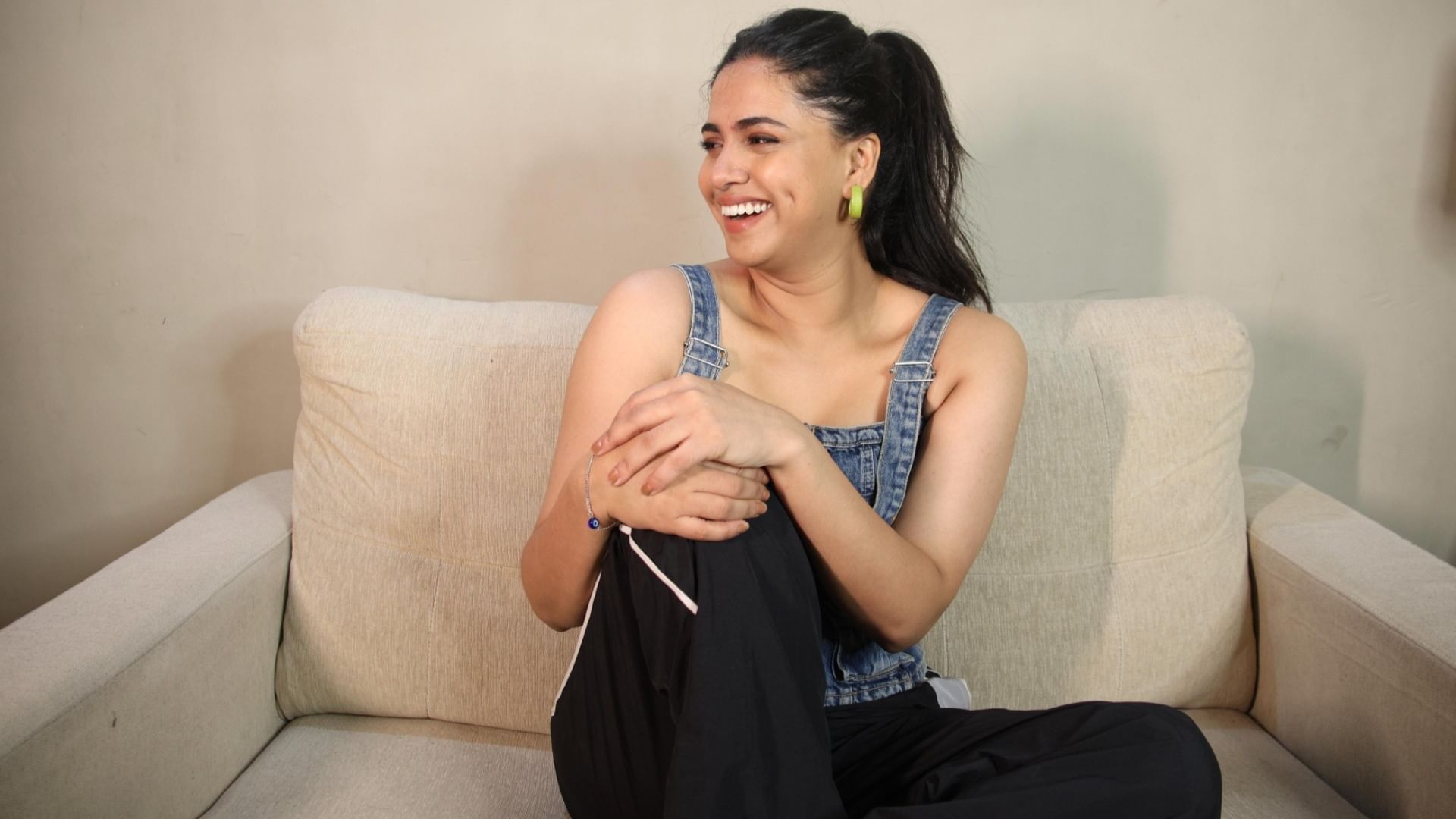 Apna Adda Series 29 Shruti Pandey Raid 2 Stree 2 Helmet News Anchor ...