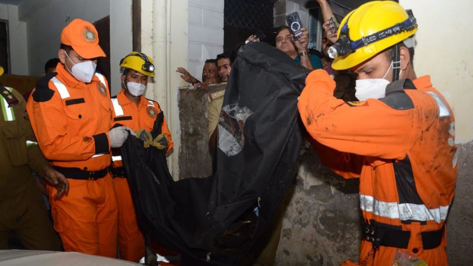 Kanpur Fire Incident Three Explosions In Basement Shook Area Cracks Appeared In Building - Amar ...