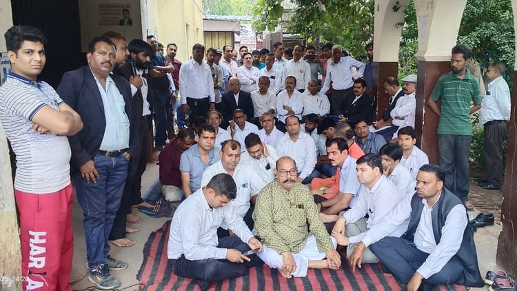 Agra:रजिस्ट्री दफ्तर में दूसरे दिन भी प्रदर्शन...बैनामा हुए न मुकदमों ...