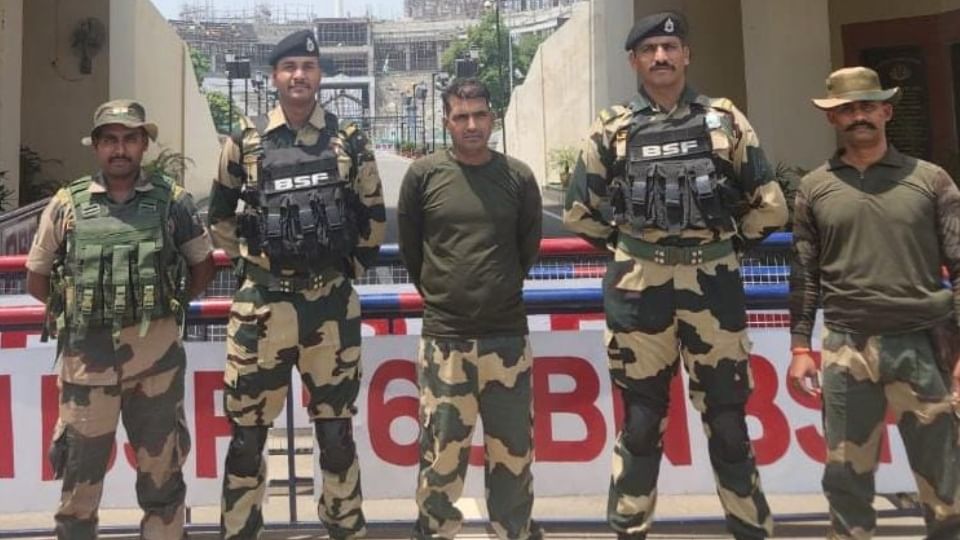 Bsf Jawan Pk Shaw Return From Pakistan After 20 Day His Wife Rajni Shaw ...