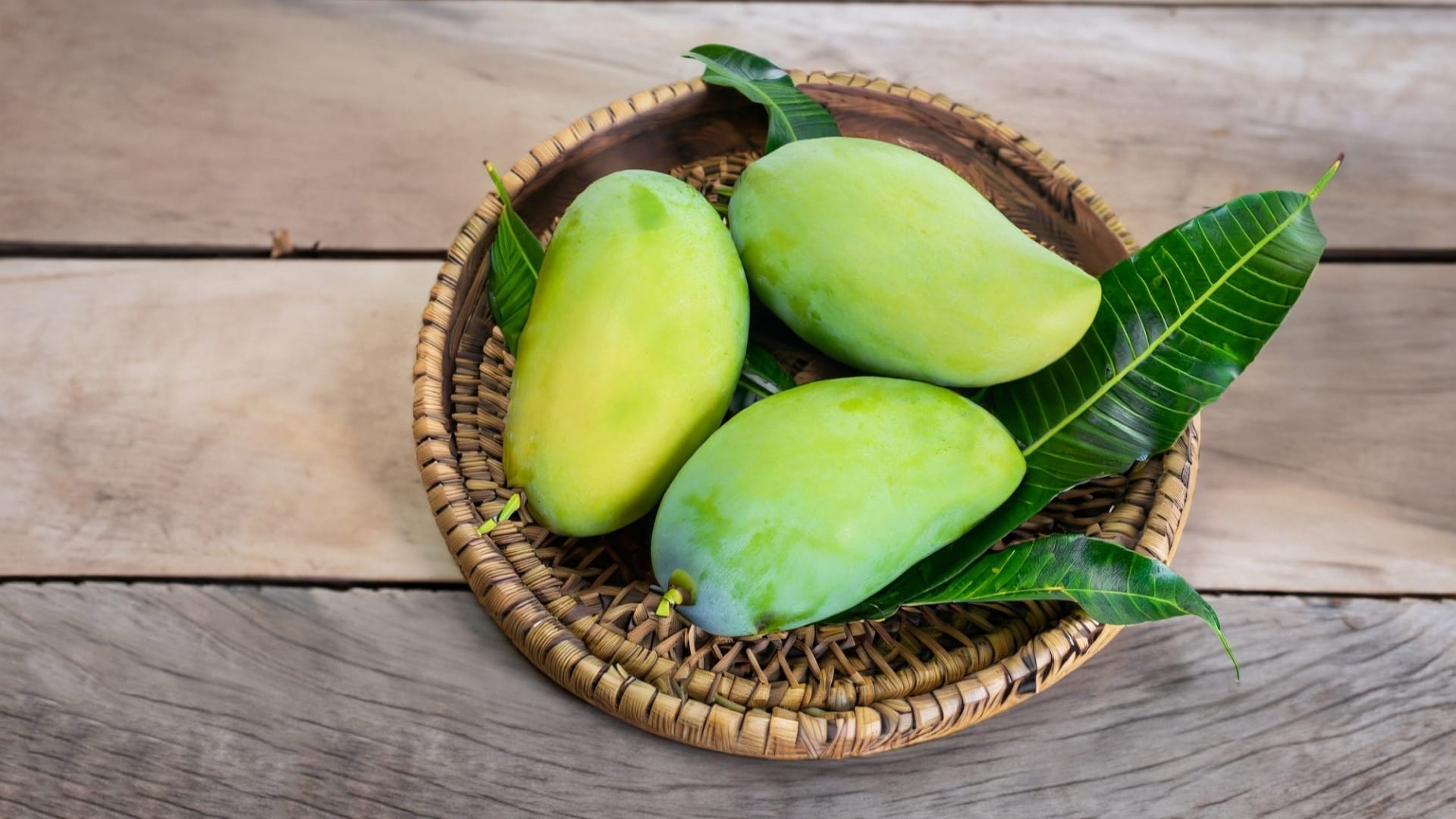 Aam Achar Recipe:बाजार में मिलने लगे हैं कच्चे आम, इस विधि से सालभर के ...