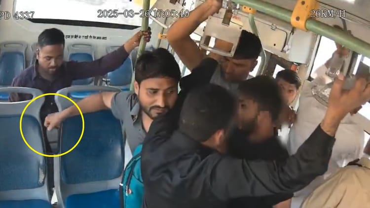 Video:दिल्ली के बस के कैमरे में रिकाॅर्ड हुई लाइव चोरी, पलक झपकते ही ...