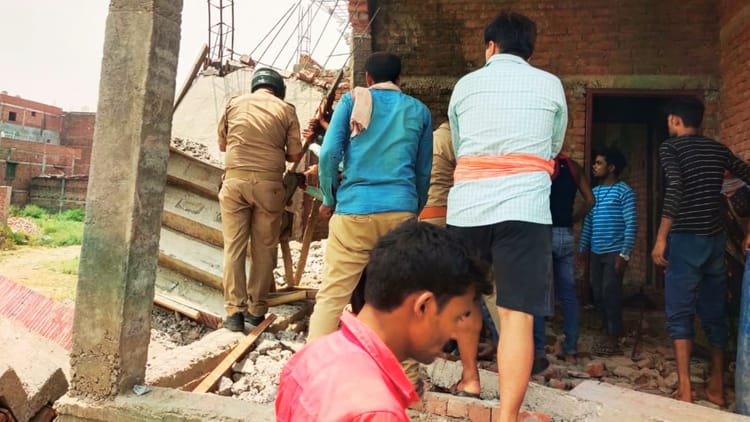 Today News House Collapsed In Varanasi Police Started Rescue Work ...