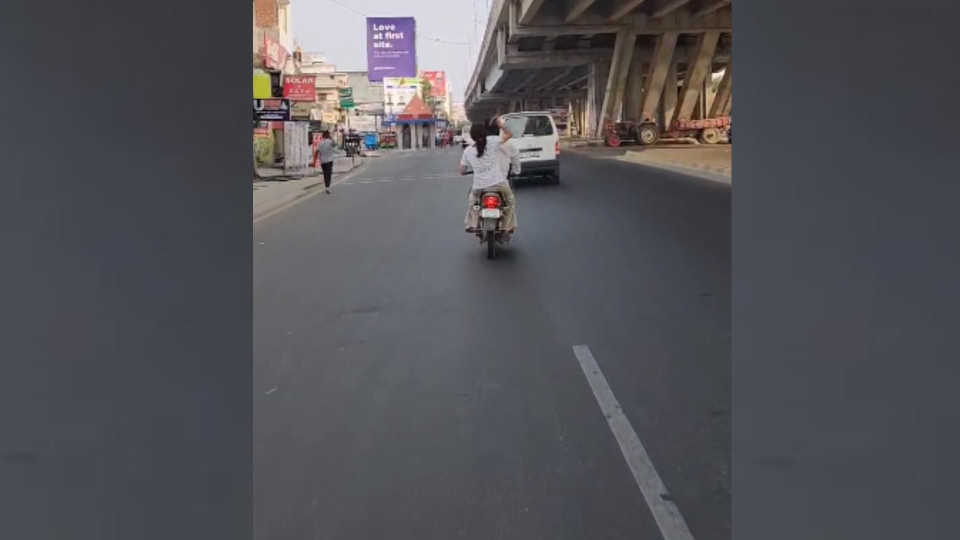 Video Viral:बाइक पर बैठी लड़की ने अपने साथी को 20 सेकंड में मारे 14 ...