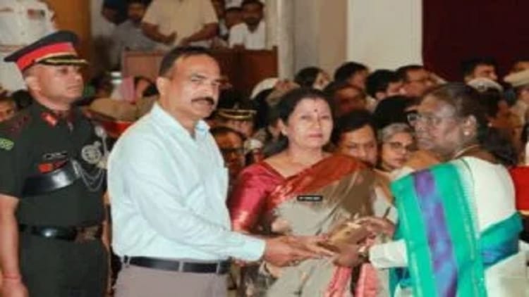 Almora Martyr Captain Deepak Awarded Shaurya Chakra - Amar Ujala Hindi ...