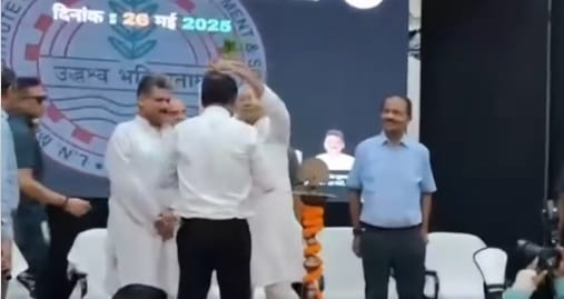 Bihar News : Bihar Cm Nitish Kumar Sworn Education Department Bihar Acs S Siddarth With Flower ...