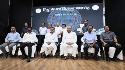 Bihar News : Bihar Cm Nitish Kumar Sworn Education Department Bihar Acs S Siddarth With Flower ...