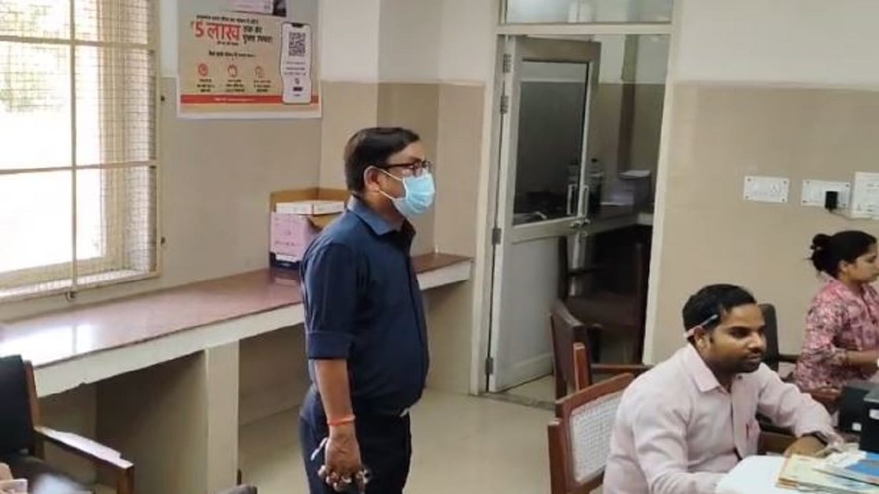 Bareilly News:डीएम हुए 'बीमार' तो जिला अस्पताल की खुली पोल, मरीज बनकर ...