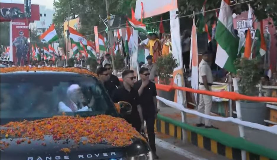 Pm Modi News Live :प्रधानमंत्री नरेंद्र मोदी राजभवन से पहले पहुंच गए एक ...