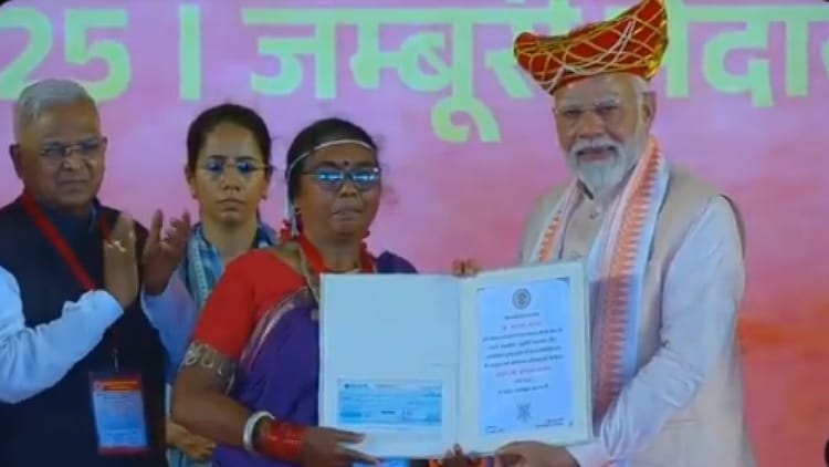 Cg:कोंडागांव की जनजातीय महिला कलाकार जयमती ने बढ़ाया छत्तीसगढ़ का मान ...