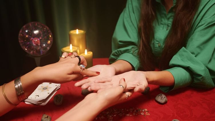 Which Palm Of A Woman Should Be Read Know What Palmistry Says In Hindi ...