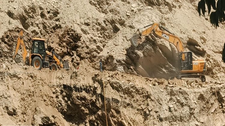 खतरनाक सफर:क्वारब में एनएच का हिस्सा धंसा, अल्मोड़ा-हल्द्वानी हाईवे जाम ...