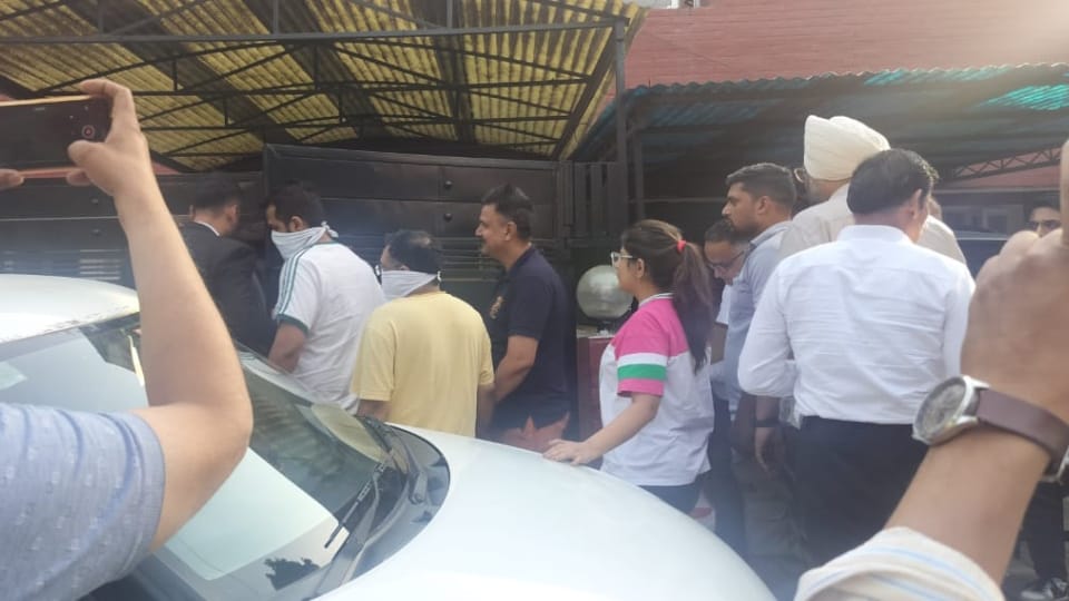 Chandigarh News Cbi Raids On Irs Officer Amit Kumar Singhal House Seizes Gold And Cash Details ...