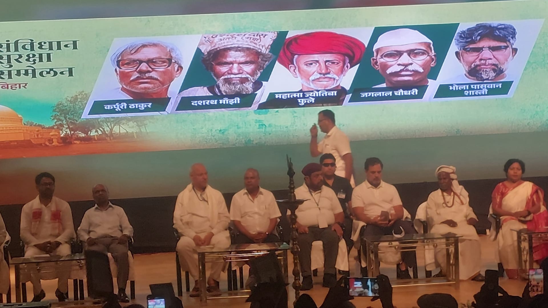 Bihar:राहुल गांधी ने पीएम पर साधा निशाना, कहा- उन्हें सरेंडर करने की है ...