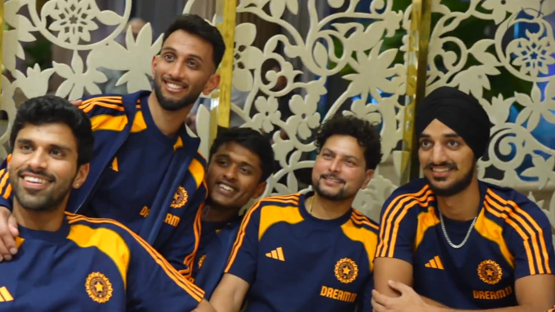 Team India:पांच मैचों की टेस्ट सीरीज के लिए इंग्लैंड पहुंची भारतीय टीम ...