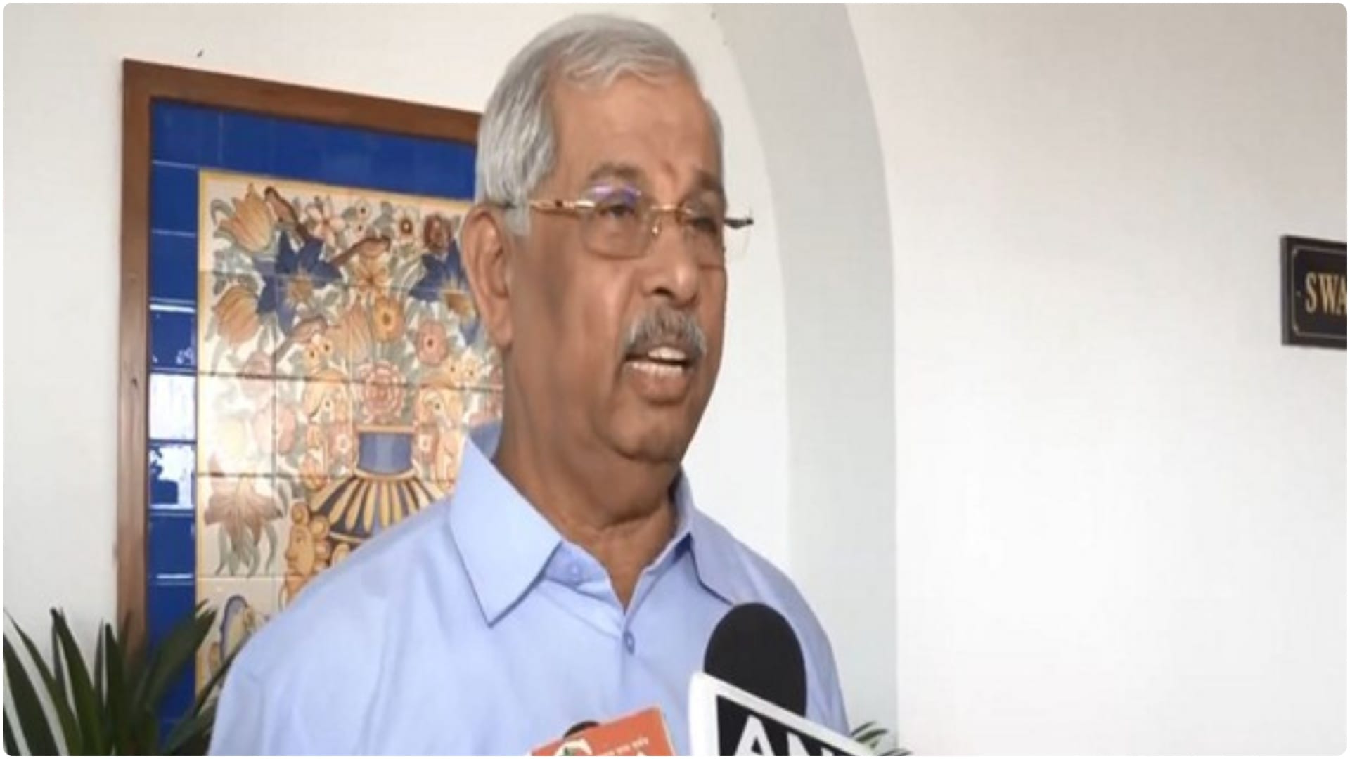 Kerala Governor Rajendra Vishwanath Arlekar Takes Dig At Cpi Over ...