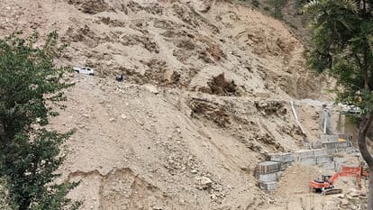 Almora:दरकती पहाड़ी पर रोज फिसल रहे सुगम यातायात के दावे, क्वारब में ...