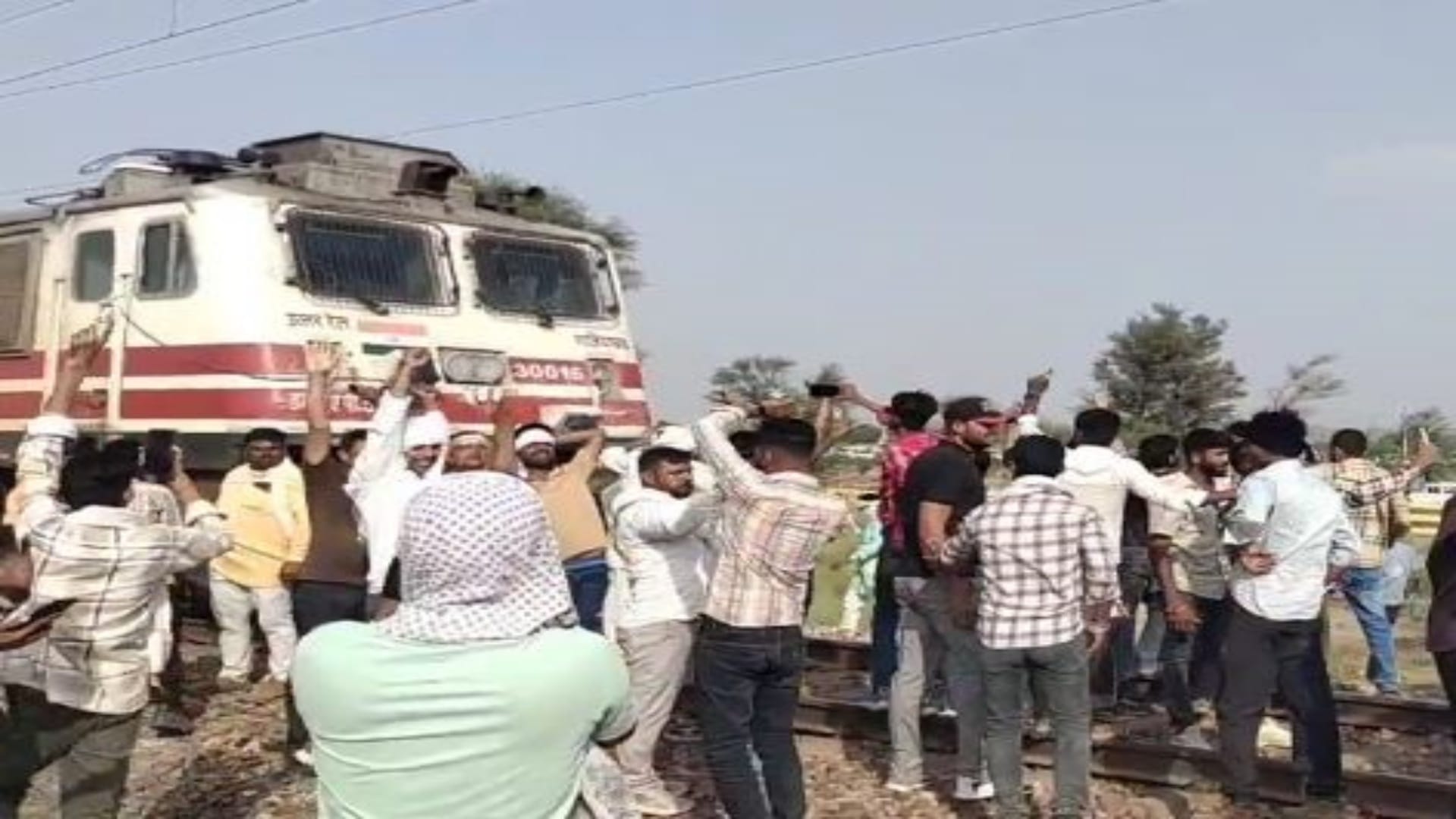 Rajasthan News:पीलूपुरा में ट्रेन रोकने वालों पर एफआईआर दर्ज होनी शुरू ...