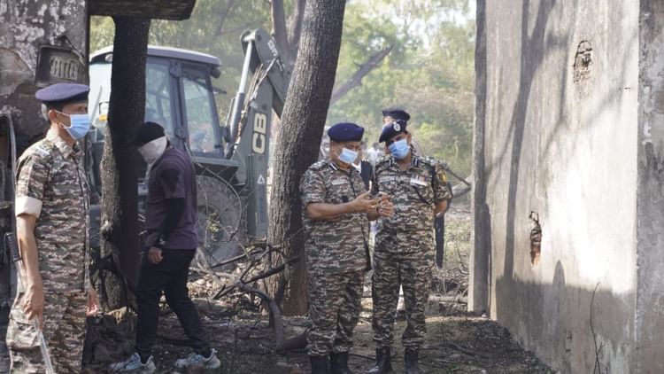 Ahmedabad Plane Crash:विमान हादसे की जगह पर Crpf-bsf-cisf जवानों ने ...