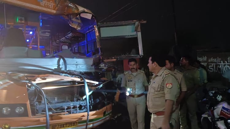 संभल:सड़क किनारे खड़ी डीसीएम में घुसी रोडवेज बस,यात्रियों में मच गई ...