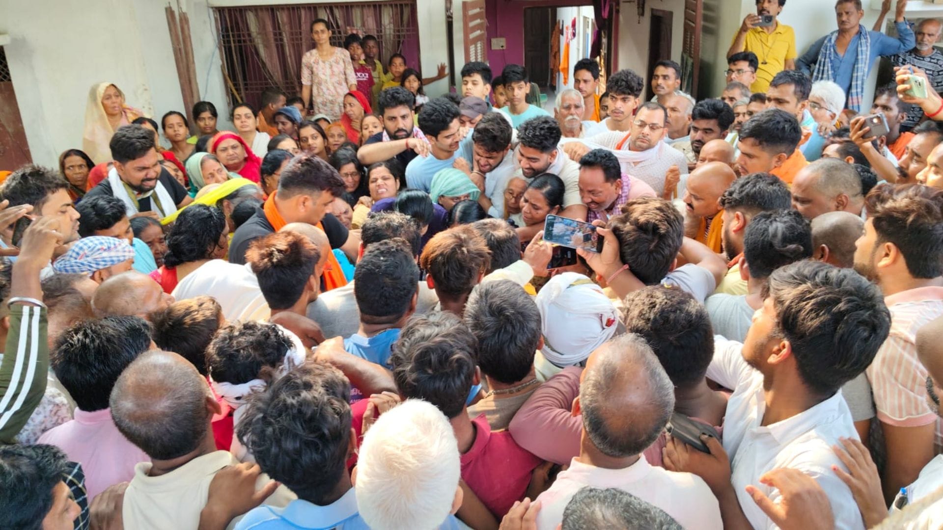 तस्वीरें:जवान को अंतिम विदाई देने के लिए भारी संख्या में उमड़े लोग ...