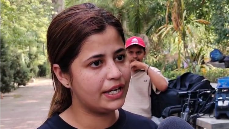 Nihang Amritpal Singh Mahro Threatens To Kill Social Media Influencer Deepika Luthra See Video ...