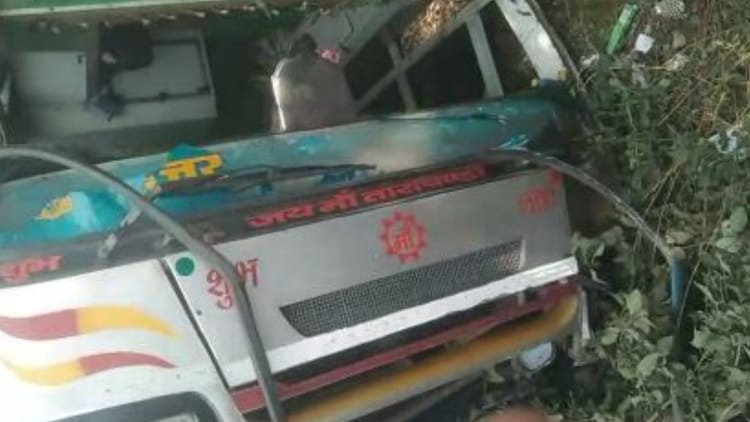 Up Accident:सोनभद्र में 35 सवारियों से भरी बस पलटी, चीख-पुकार सुन बचाने ...
