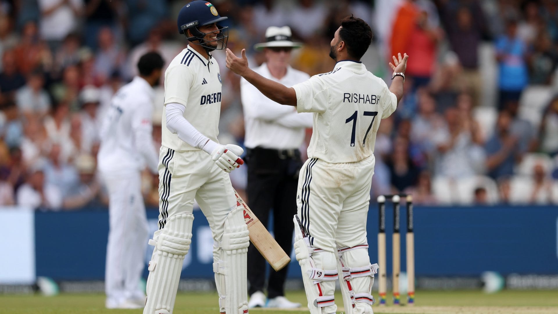 Ind Vs Eng Video:पंत ने पहले छक्का लगाकर शतक पूरा किया, फिर ग्लव-हेलमेट उतारकर मनाया जश्न, गिल ...