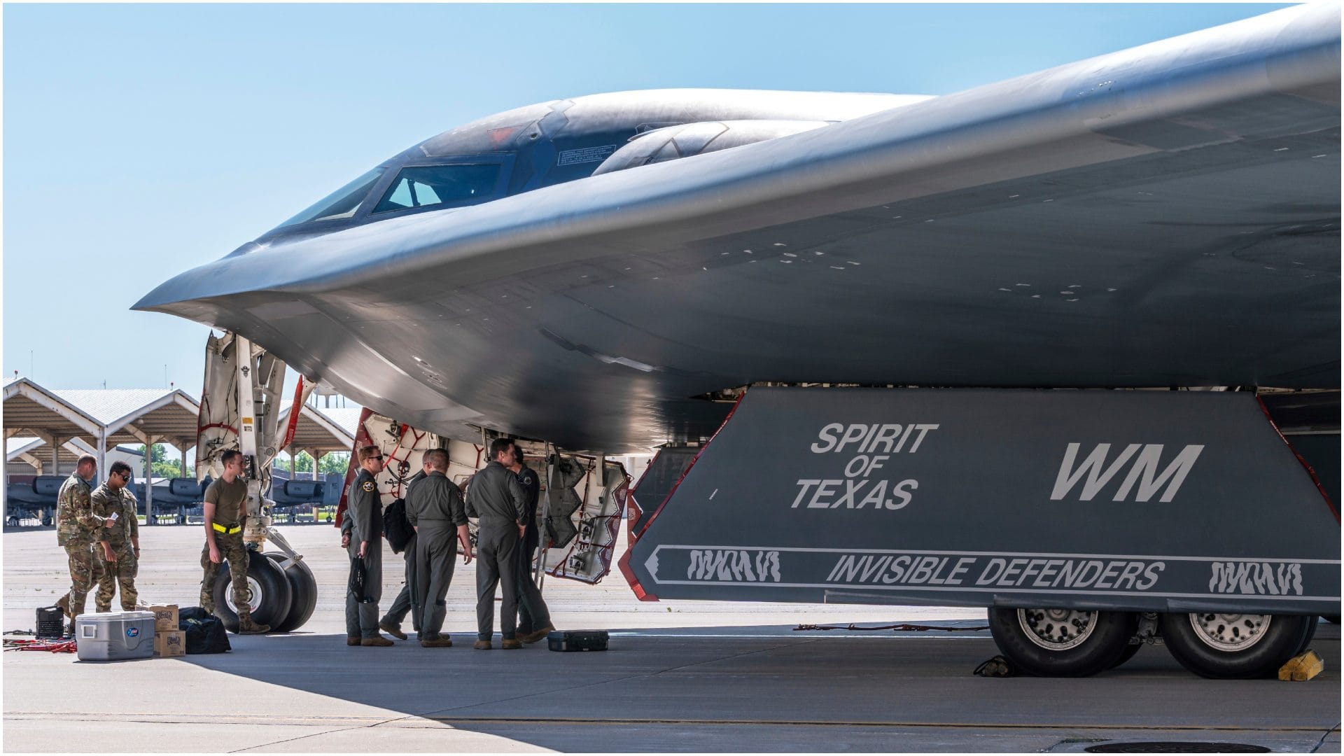 Us B-2 Bombers:अमेरिकी विमानों ने ईरानी ठिकानों पर हमले के लिए 37 घंटे बिना रुके उड़ान भरी, हवा ...