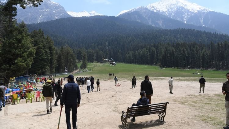 Kashmir Anger Erupts Over Pahalgam Attack: Locals Demand Death Penalty For Terror Aides - Amar ...