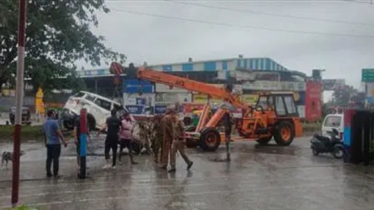 Haldwani: Car Falls Into Canal, Four Members Of A Family Die - Amar ...