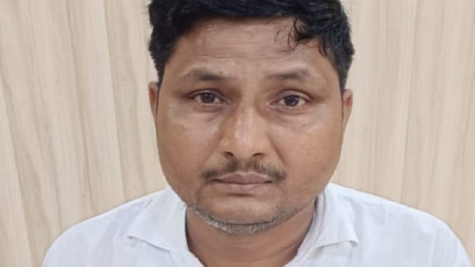 Rampur:मिलक एसडीएम का अर्दली दस हजार की रिश्वत लेते गिरफ्तार, शहजादनगर ...