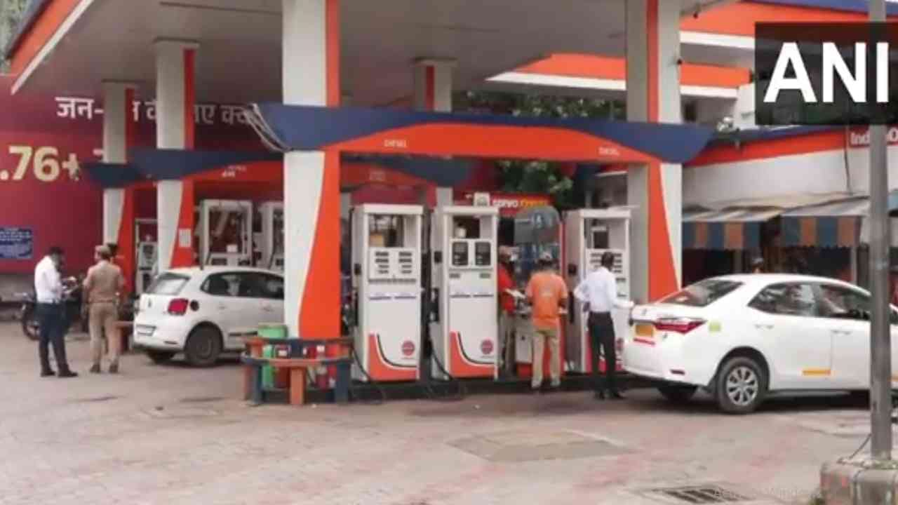 Delhi Old Vehicle Ban Fuel Delhi Police Seized Two Elv From Petrol Pump ...