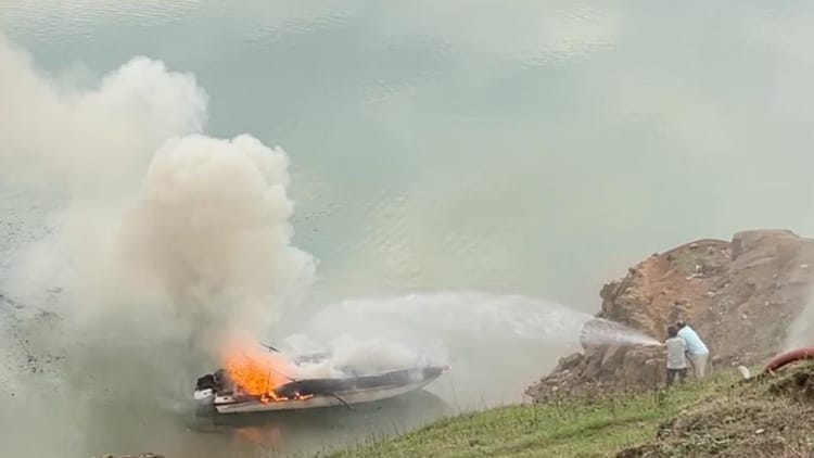 Boat Caught Fire In Lake Of Ranjit Sagar Dam Pathankot See Video - Amar ...