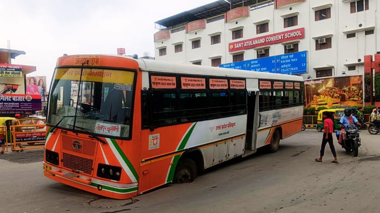 वाराणसी में ध्यान से चलाएं वाहन:पहली बारिश के बाद तीन इंच के गड्ढे की ...